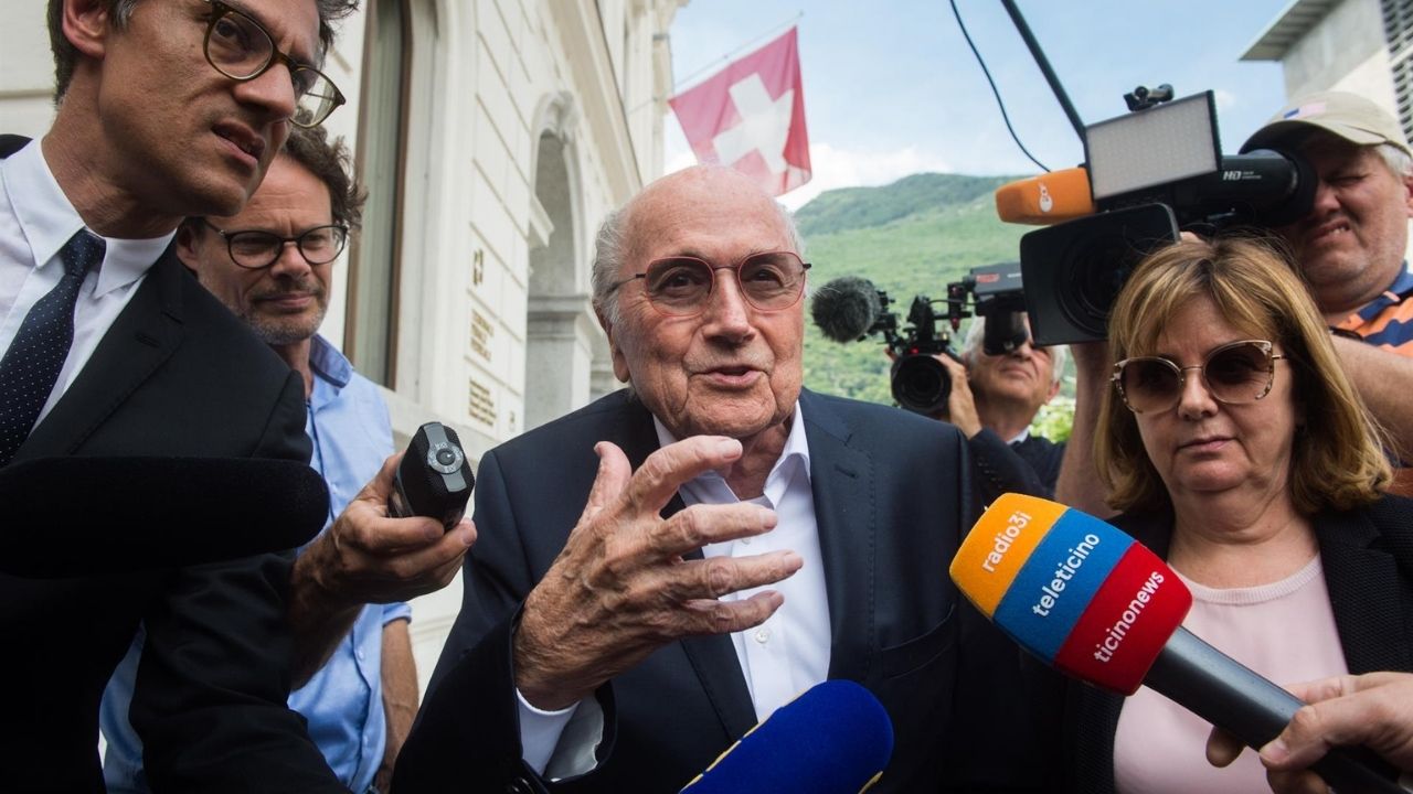 Blatter e Platini são absolvidos em caso de corrupção na Fifa Blatter e Platini são absolvidos em caso de corrupção na Fifa