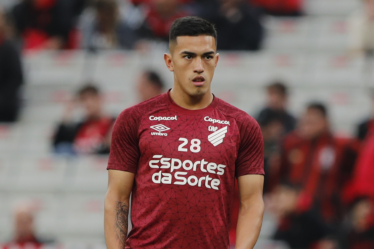 Cuello celebra sequência do Athletico e garante foco no G4 do Brasileirão