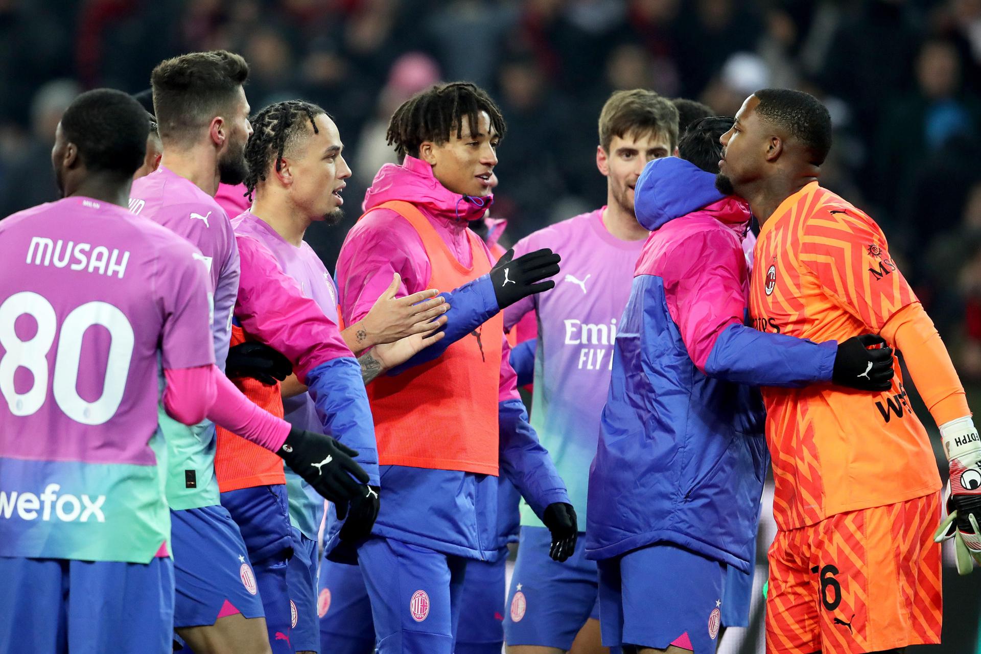 Goleiro Maignan deixa o campo após gritos racistas na Itália Goleiro Maignan deixa o campo após gritos racistas na Itália